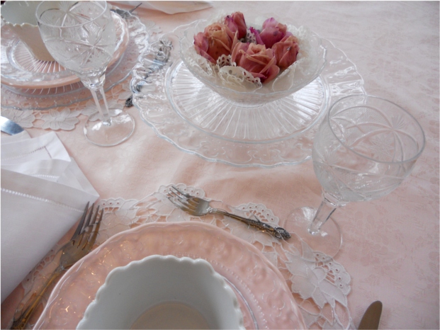 Masa in tonuri de gri si roz - StilOrganizat